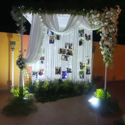 Wedding selfie point decoration | Honestweddingadvice.com